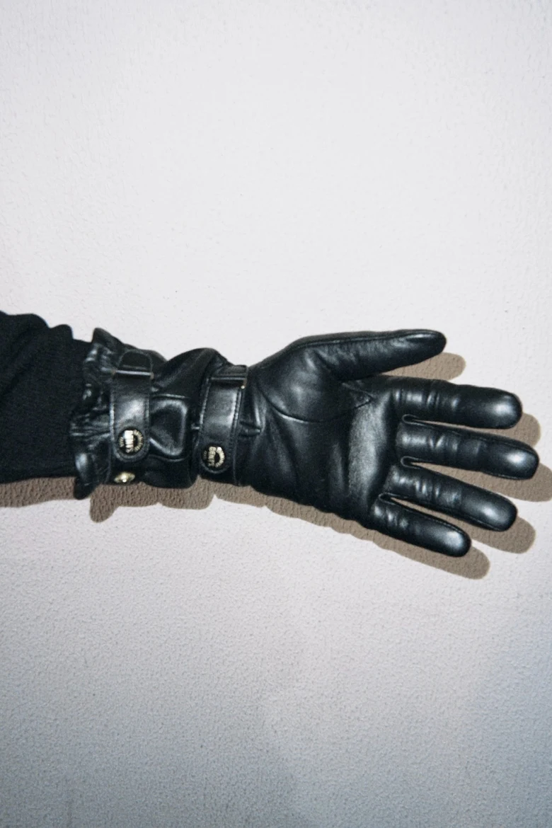 DENTS×SUN KAKKE、洗練された別注ロンググローブと日本製グローブホルダーを発売 │ QUI - Fashion & Culture ...